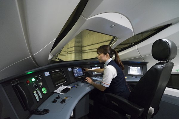 news.gov.hk - Into the high-speed train driving cab