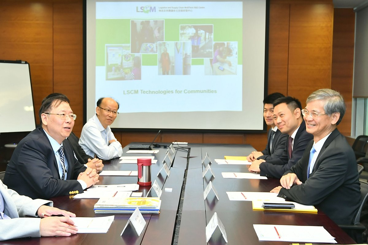 news.gov.hk - Law Chi-kwong visits R&D centre