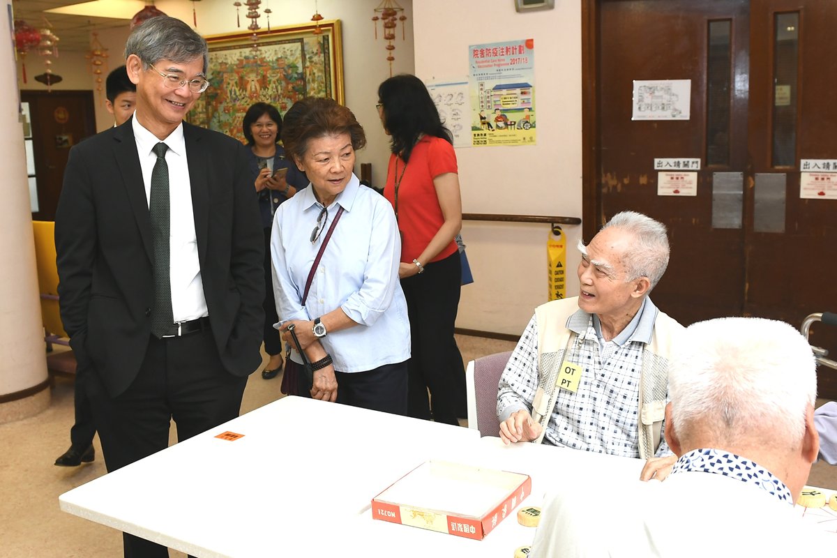 news.gov.hk - Law Chi-kwong visits elderly facilities