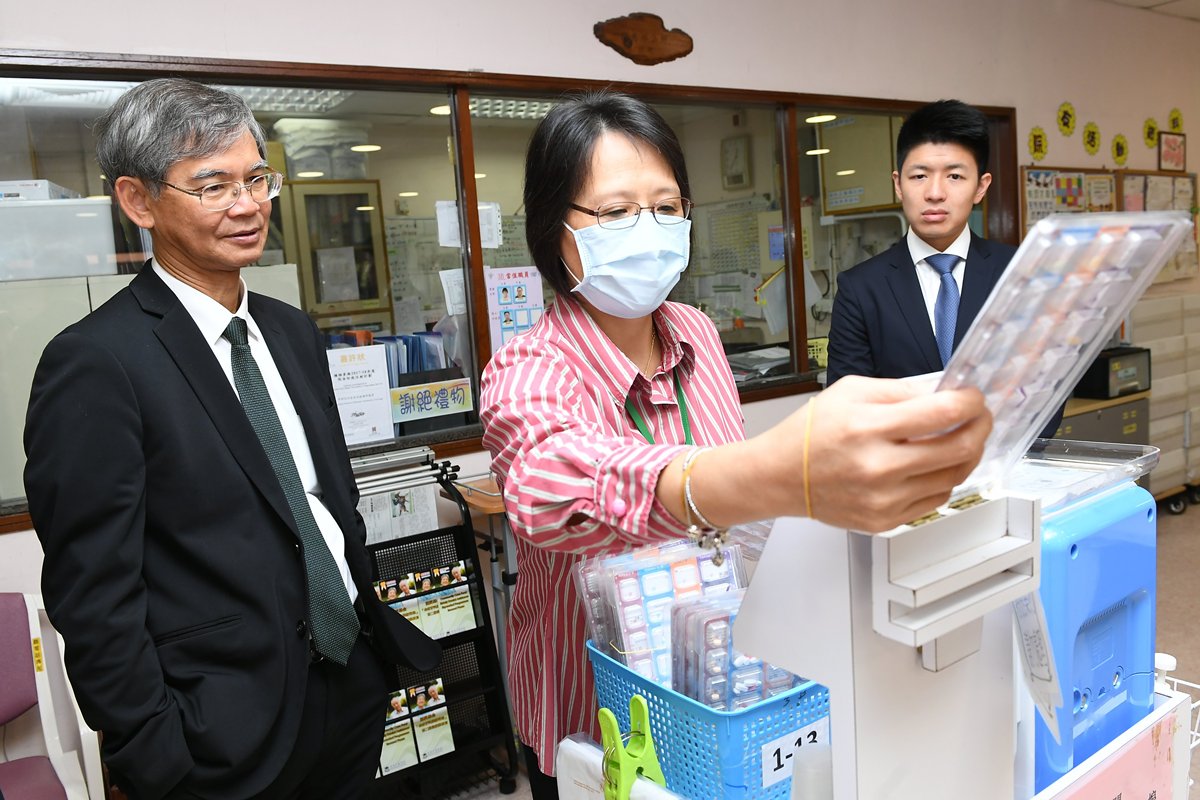 news.gov.hk - Law Chi-kwong visits elderly facilities