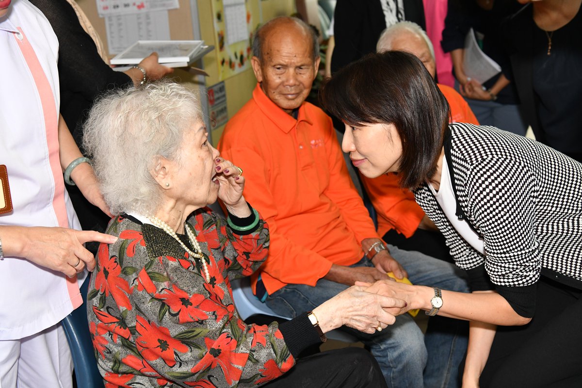 news.gov.hk - Welfare director visits care homes