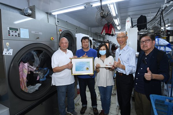 news.gov.hk - KS Wong visits laundry trade