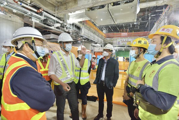 news.gov.hk - Michael Wong visits construction site