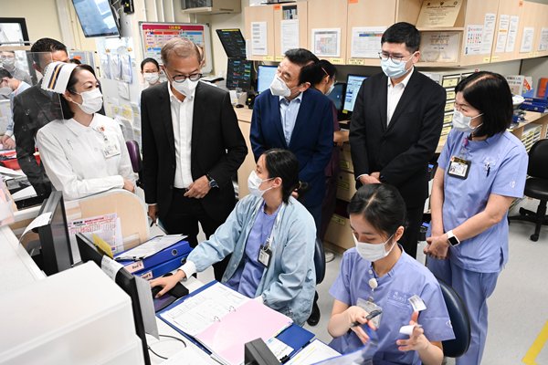 news.gov.hk - Health chief visits public hospitals