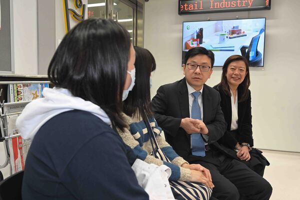 news.gov.hk - Chris Sun inspects job centres
