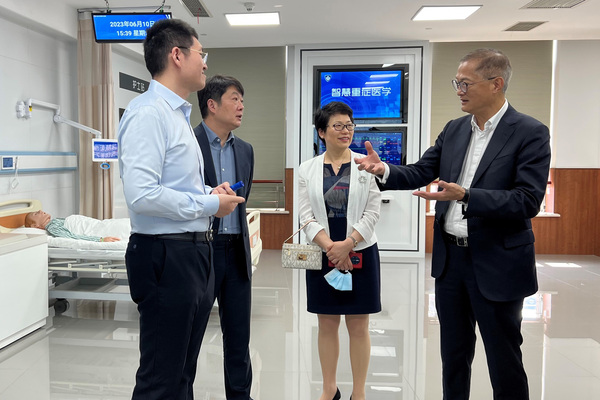 news.gov.hk - Health chief views Shanghai hospital