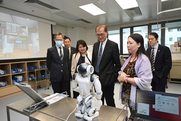 news.gov.hk - Health chief visits medical school