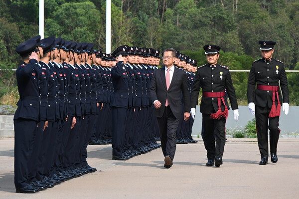 news.gov.hk - FS reviews fire services recruits