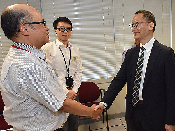 news.gov.hk - Clement Cheung visits rating dep't