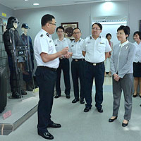 news.gov.hk - Admin & Civic Affairs - CS visits Immigration HQ