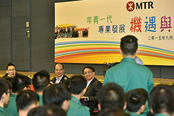 news.gov.hk - At School, At Work - Labour chief visits MTR trainees